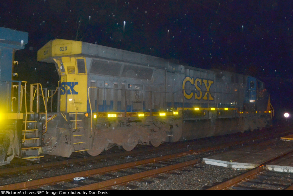 CSX AC60CW 620 leads two YN3 CW40-9s (9022 and 9051) on Q409-08